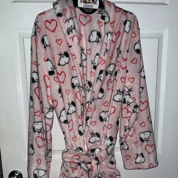 Peanuts | Intimates & Sleepwear | Nwt Snoopy Valentines Day Plush Robe ...